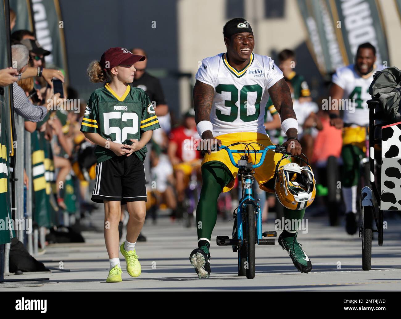 Green Bay Packers' Jamaal Williams rides a bike to NFL football ...