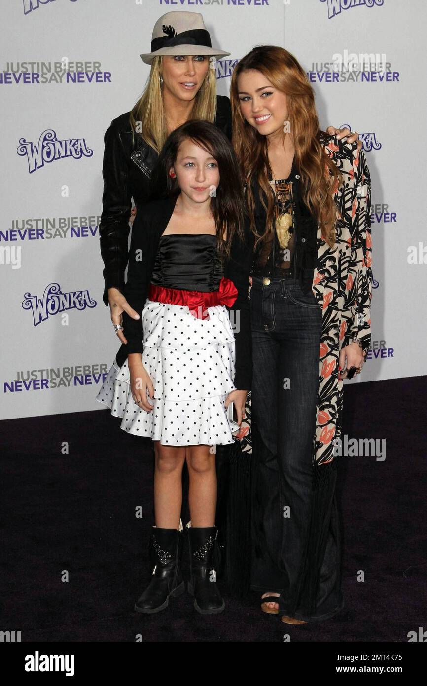 Mylie Cyrus with little sister Noah Lindsey Cyrus and their mom Tish ...