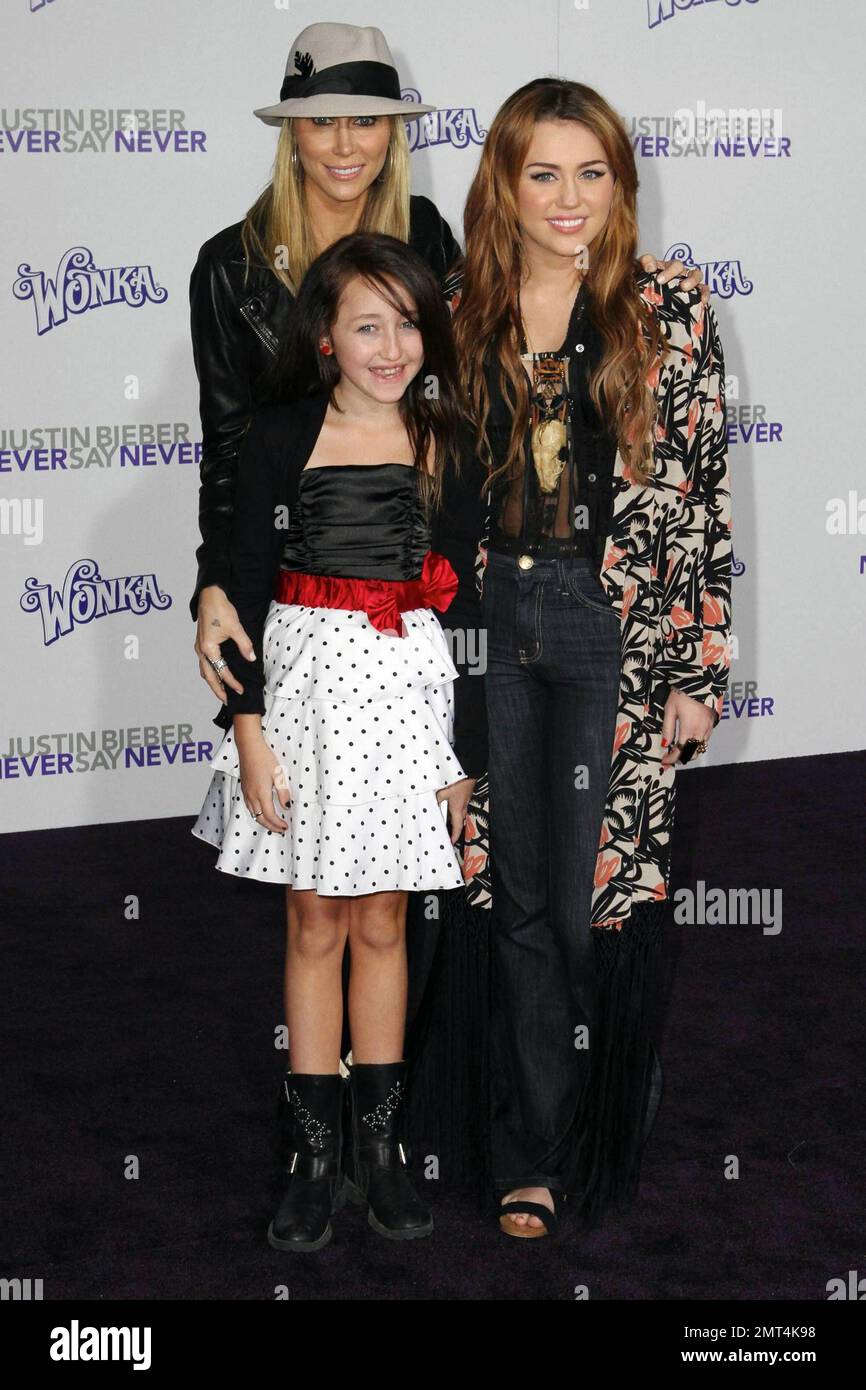 Mylie Cyrus with little sister Noah Lindsey Cyrus and their mom Tish ...