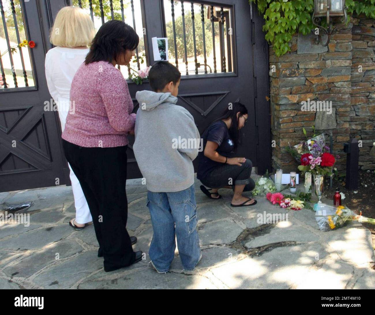 Well wishers continue to visit Michael Jackson's former residence ...