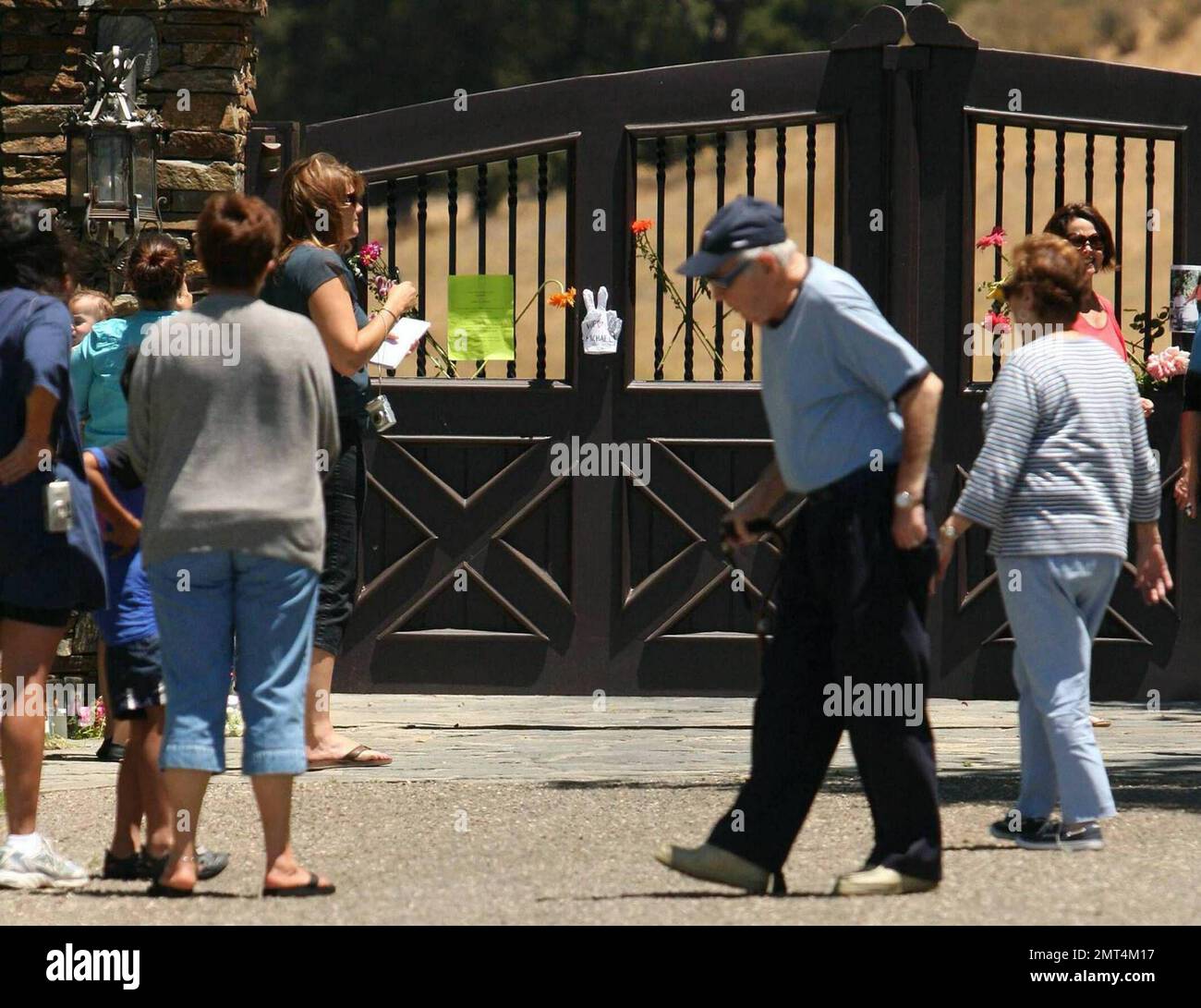 Well wishers continue to visit Michael Jackson's former residence ...