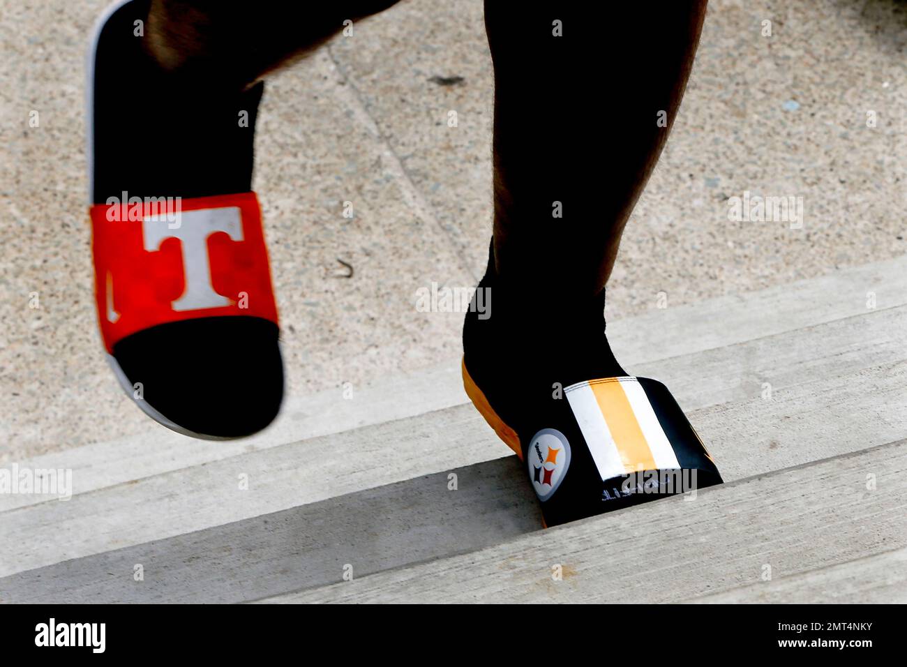 Pittsburgh Steelers guard Ramon Foster wears sandals for the Steelers ...