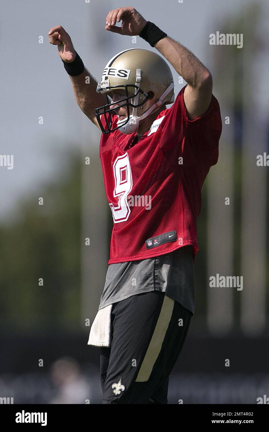 New Orleans Saints quarterback Drew Brees (9) warms up during an NFL ...