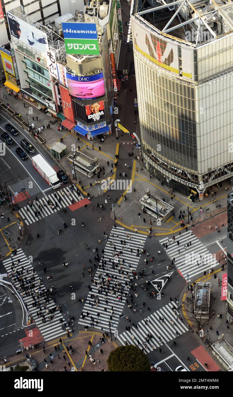 Aerial view crossing famous shibuya hi-res stock photography and images ...