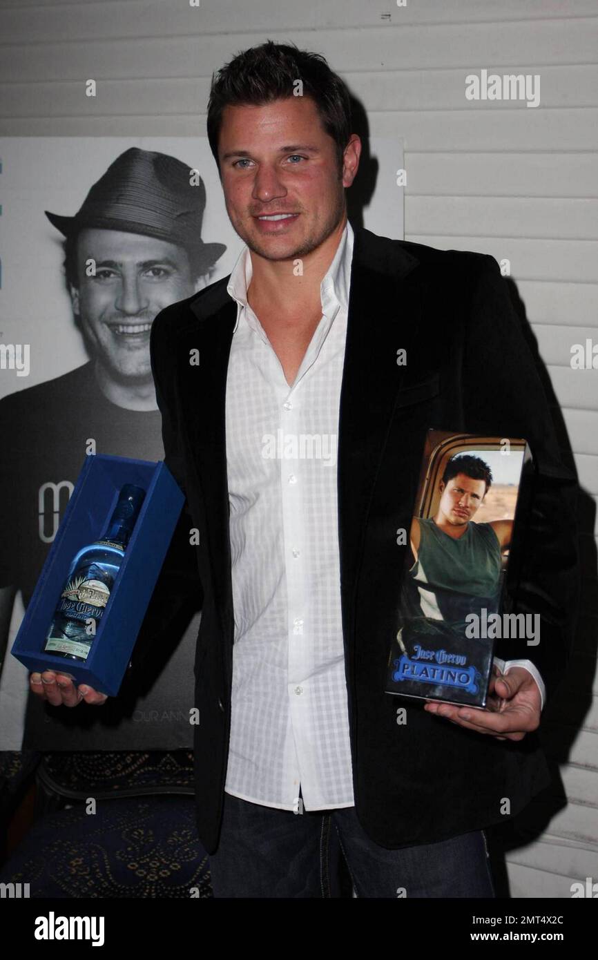 Nick Lachey and Vanessa Minnillo pose with their personalized bottles ...