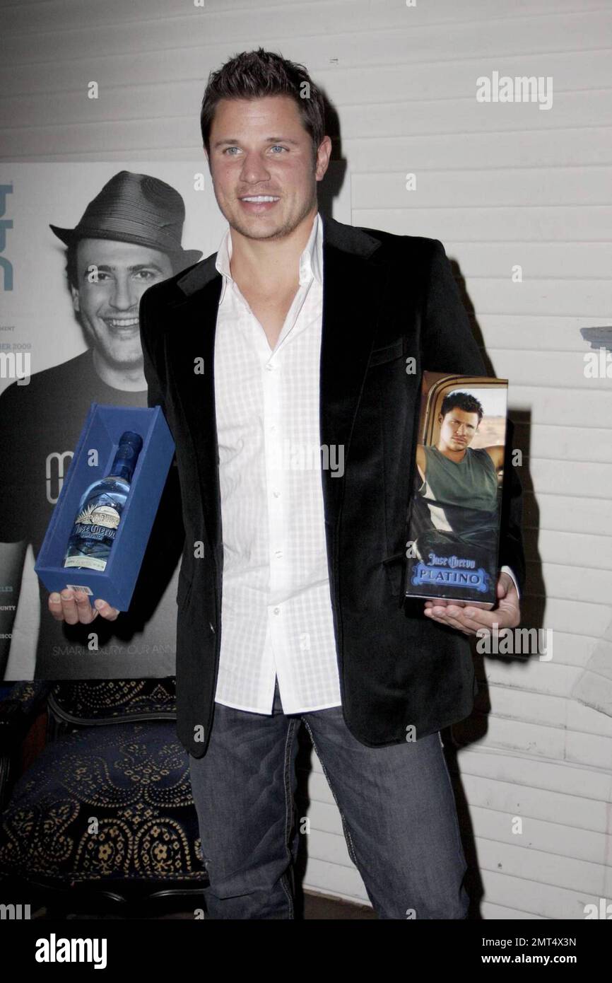 Nick Lachey and Vanessa Minnillo pose with their personalized bottles ...