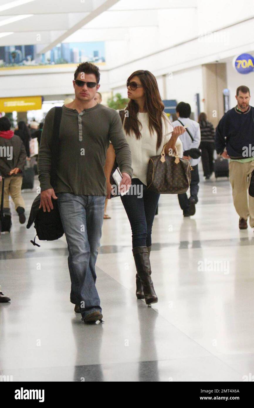 Vanessa Minnillo And Nick Lachey Pool