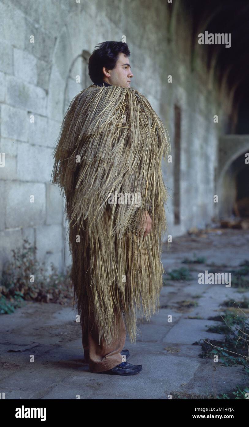COROZA - Capa de junco o de paja, generalmente con capucha, que usan ...