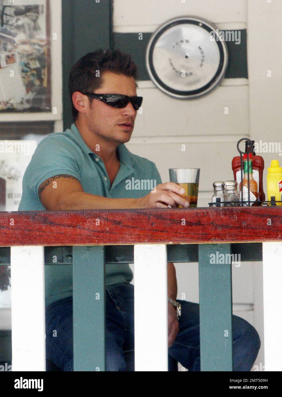 Singer Nick Lachey enjoys a cold beer at Barney's Beanery restaurant in ...
