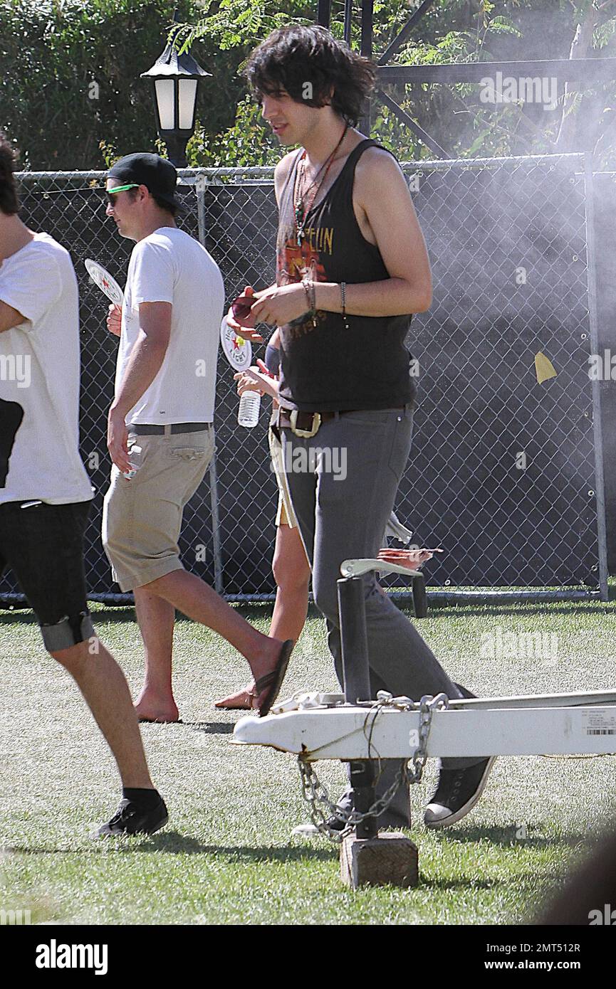 EXCLUSIVE!! Wearing a Led Zeppelin shirt 22-year-old Nick Simmons, son ...