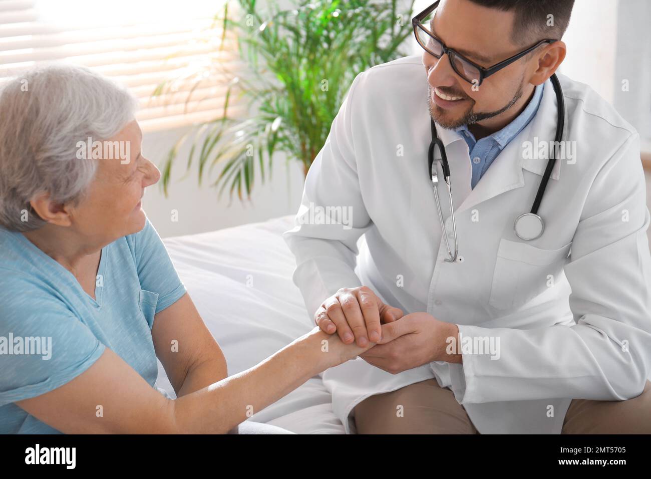 Doctor visiting senior patient in modern hospital Stock Photo - Alamy