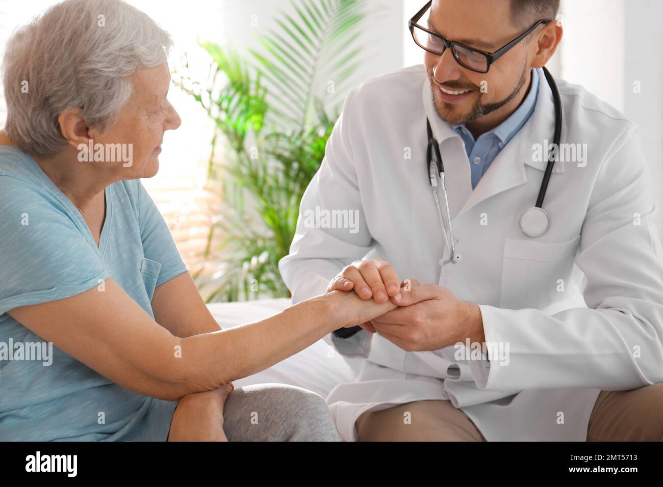 Doctor visiting senior patient in modern hospital Stock Photo - Alamy