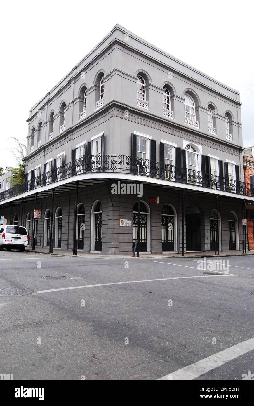 Exclusive!! This is the haunted mansion in New Orleans' French Quarter ...