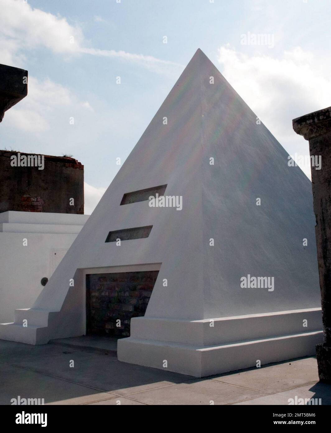 Even amidst his recent real estate troubles, Nicolas Cage has purchased ...