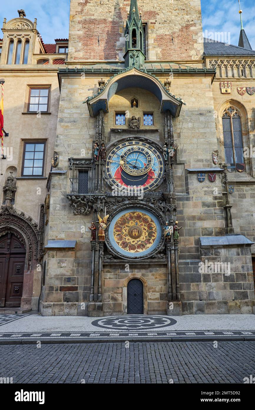 Solar clock outside hi-res stock photography and images - Alamy