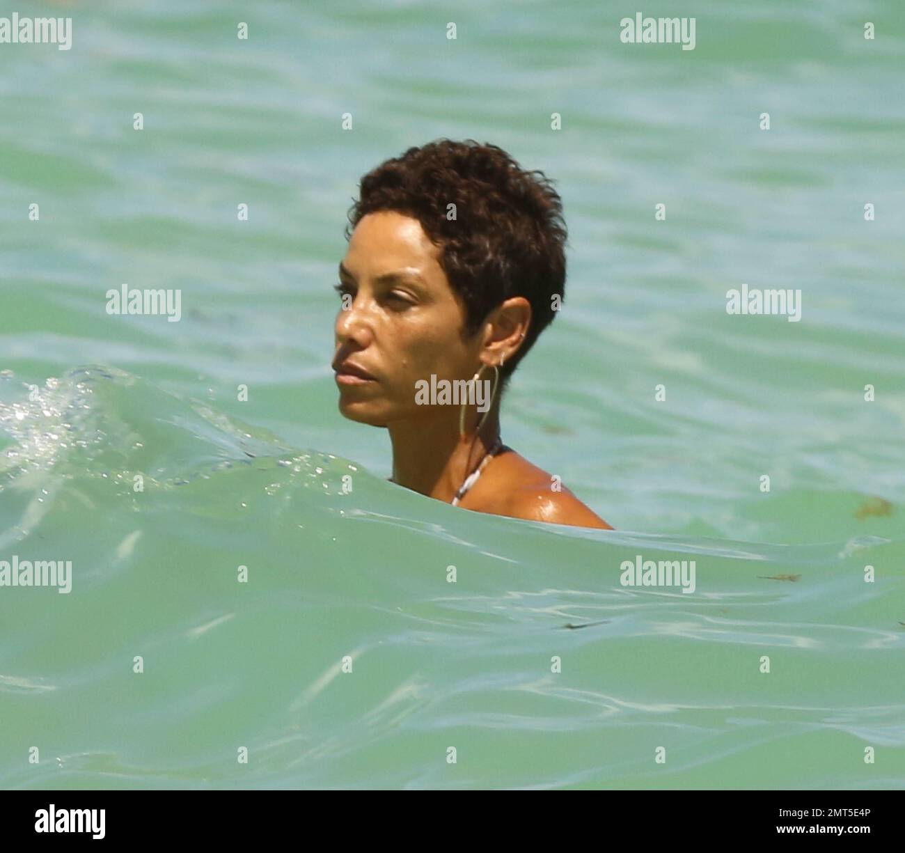 Newly single Nicole Murphy shows off her incredible bikini body during ...