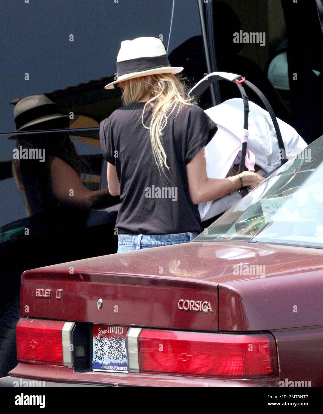 Nicole Richie went grocery shopping today at Whole Foods Market in ...