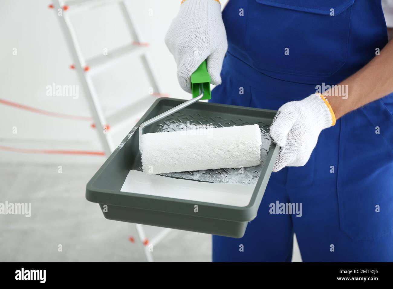 Man with paint roller hi-res stock photography and images - Alamy