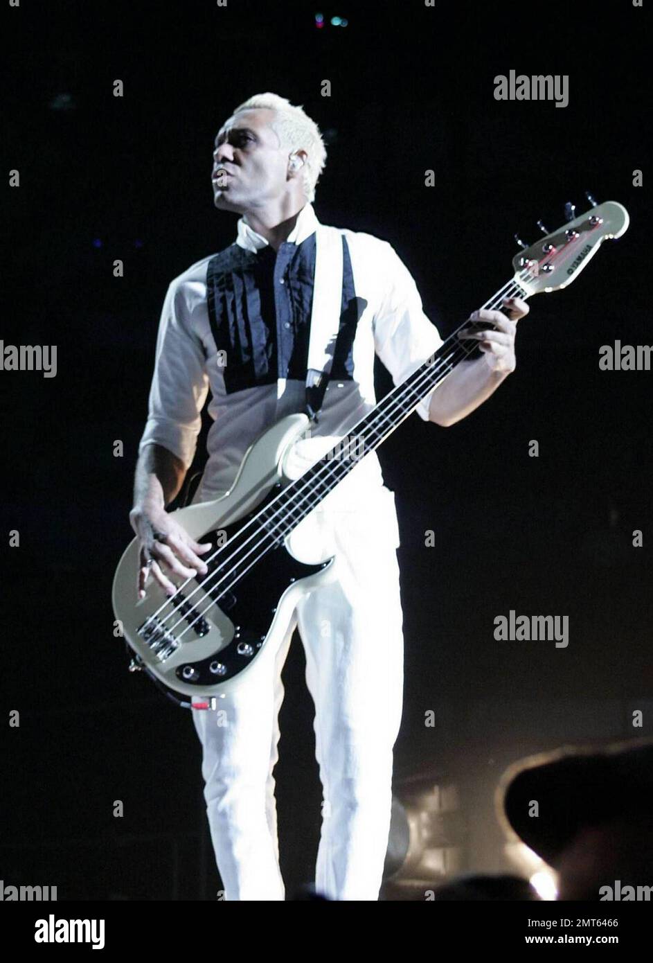 Belly baring hi-res stock photography and images - Alamy