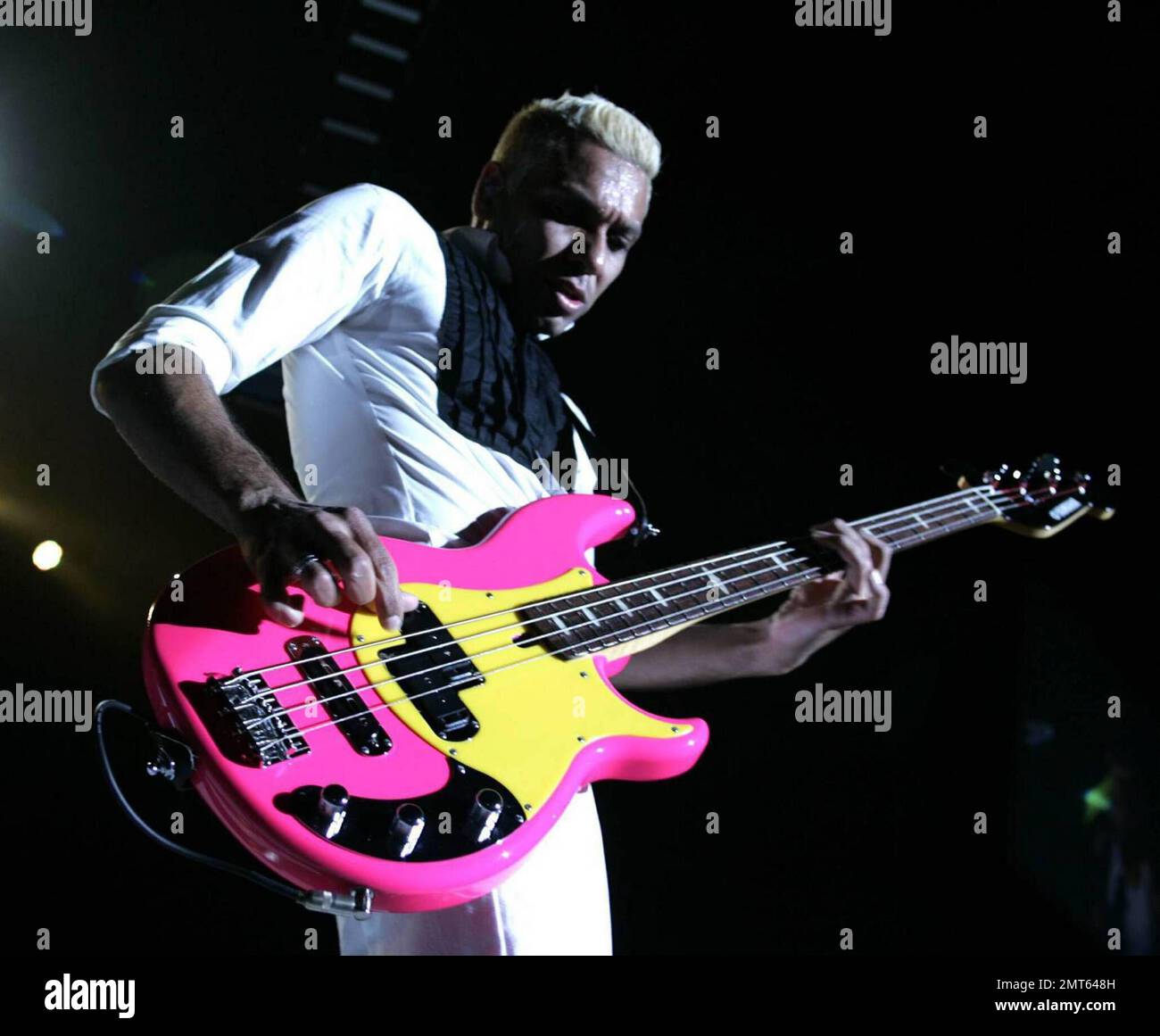 Belly baring hi-res stock photography and images - Alamy