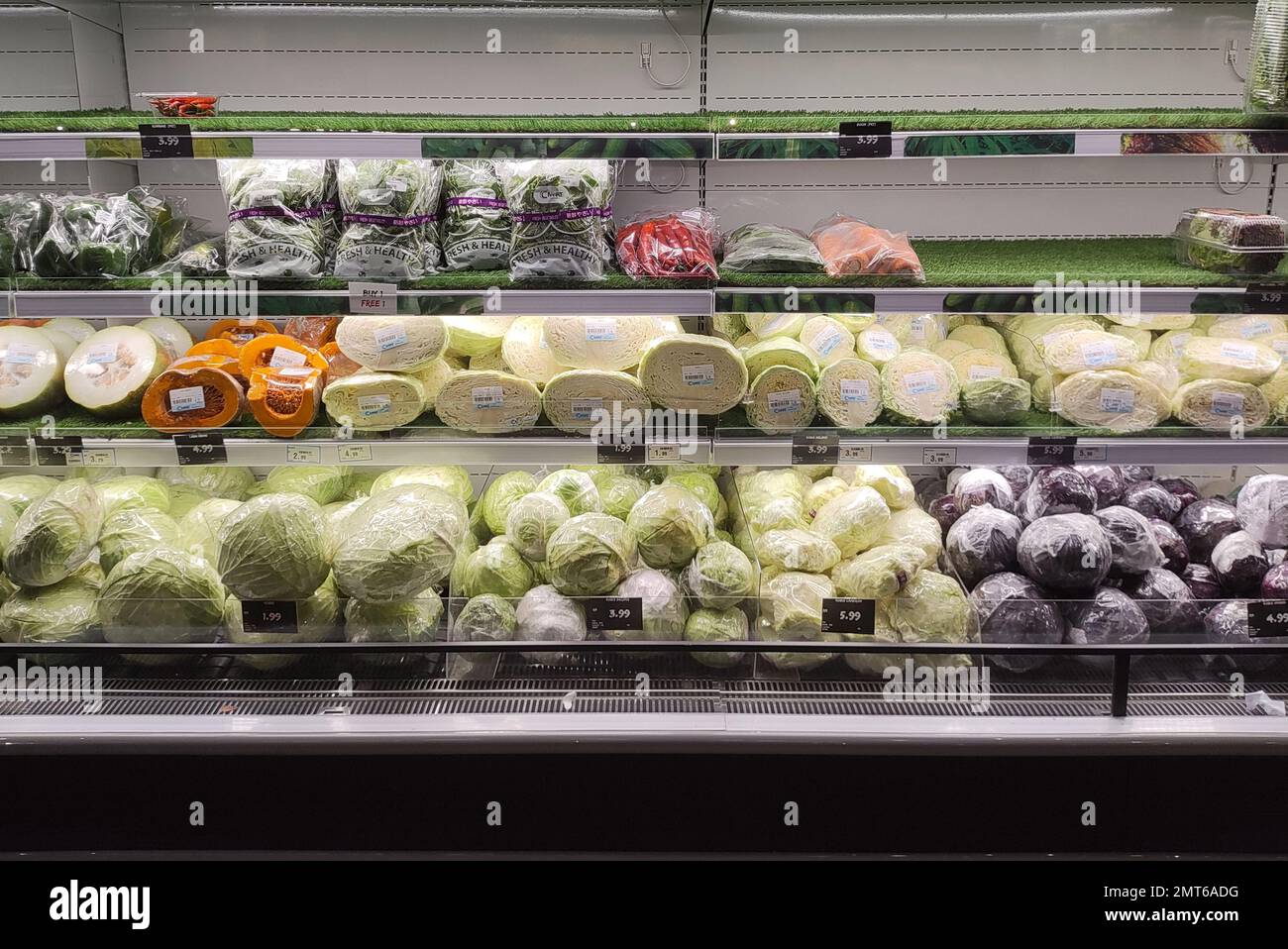 Supermarket vegetable aisle hi-res stock photography and images - Alamy