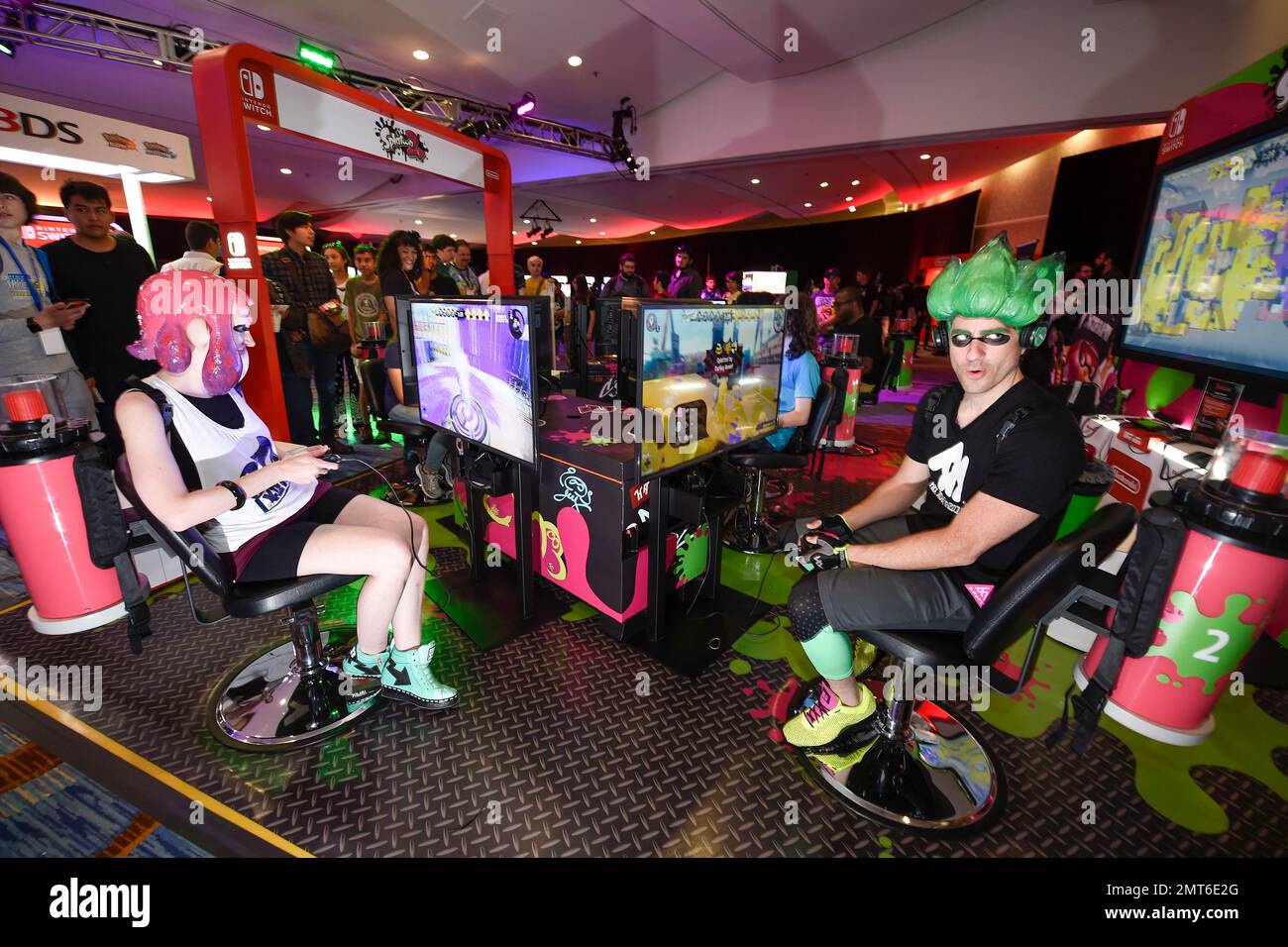 Cosplayers Leo Camacho, left, and Heidi O'Ferrall play Splatoon 2 for ...