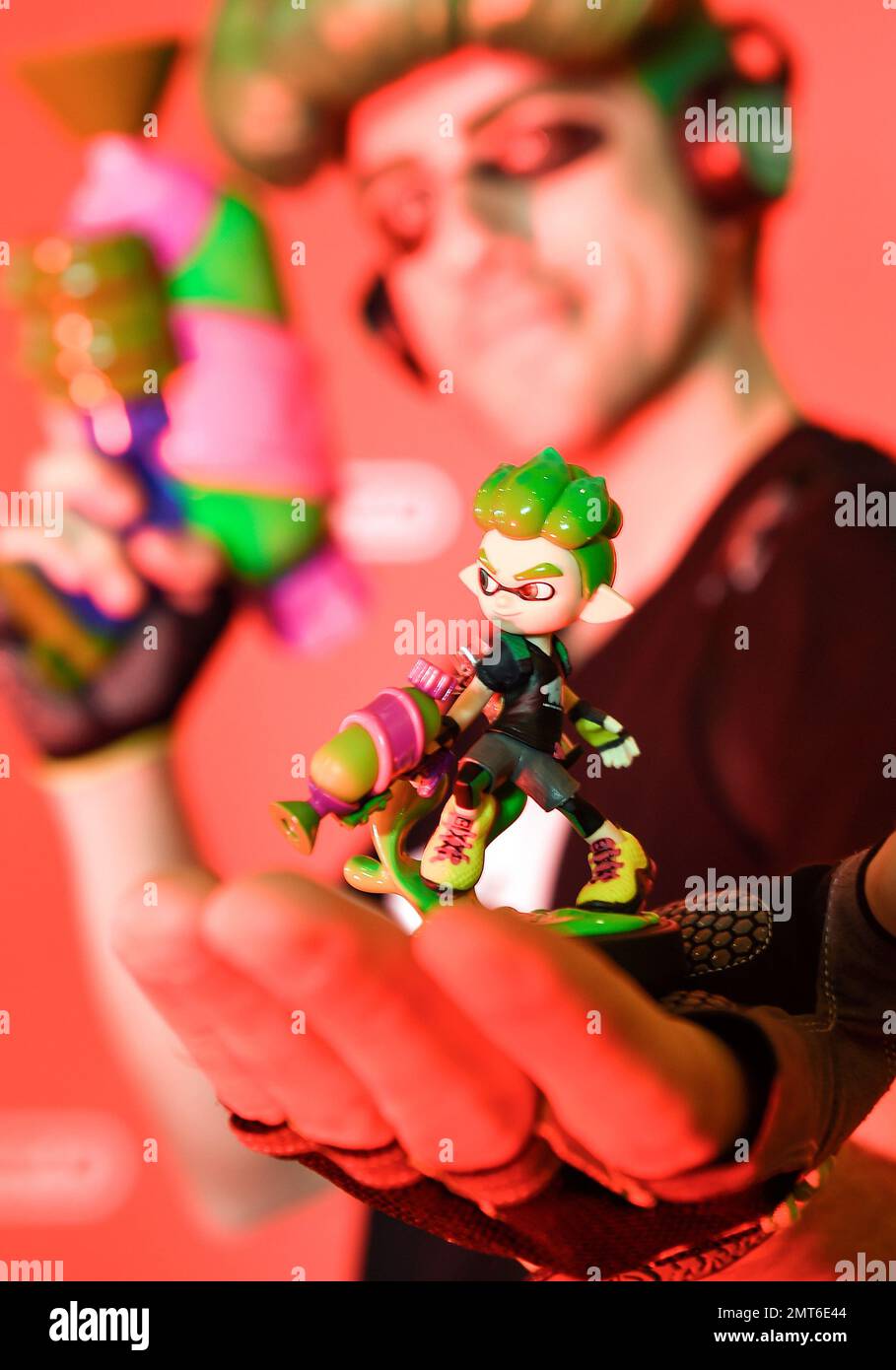 Cosplayer Leo Camacho poses with the new "Inkling Boy" amiibo from ...