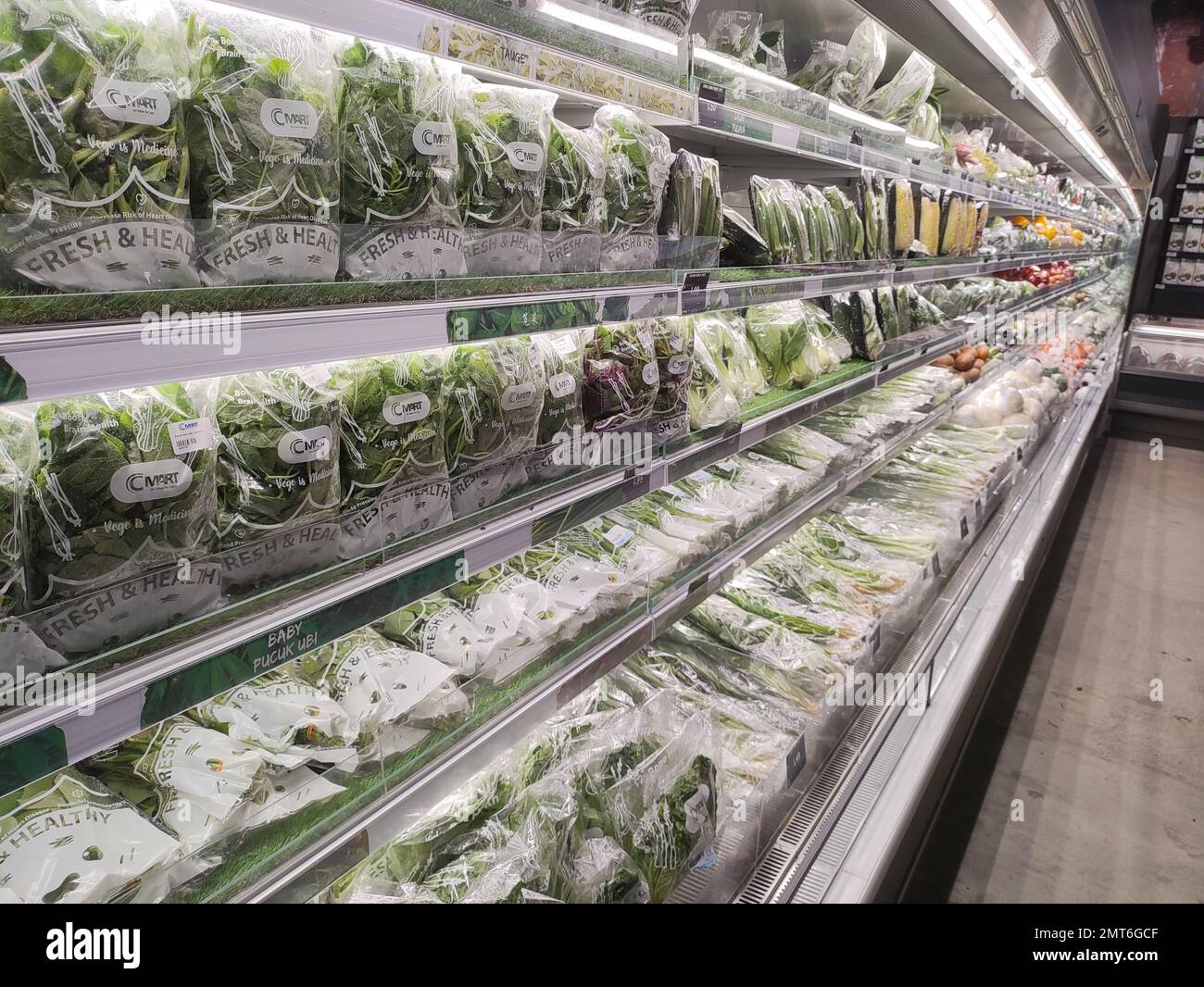Fresh vegetables on supermarket shelf hi-res stock photography and ...