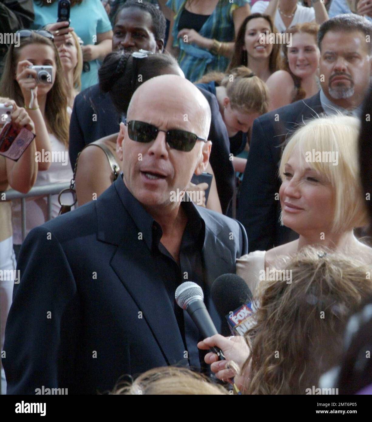 Bruce willis and george clooney hi-res stock photography and images - Alamy