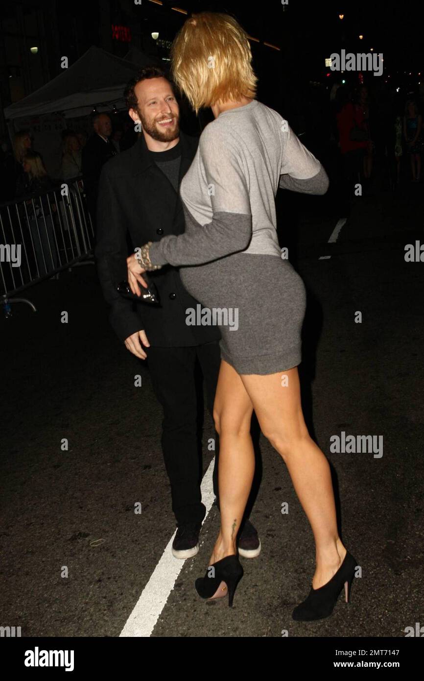 - Jenna Elfman at the World Premiere of Old Dogs at El Capitan Theatre ...