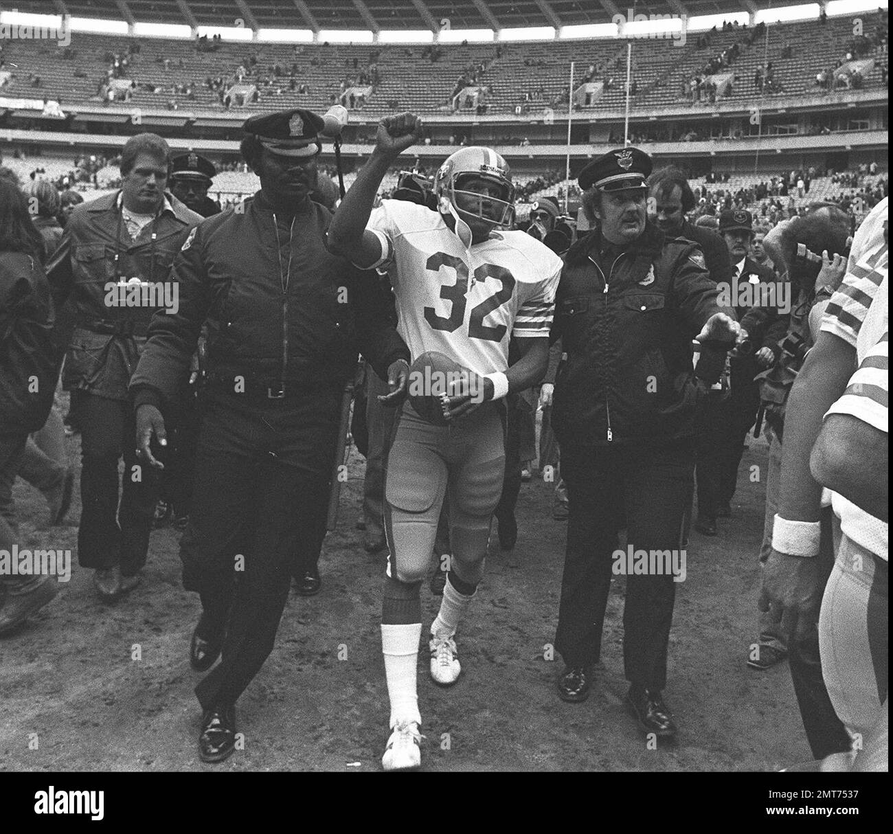 FILE - In this Dec. 16, 1979 file photo, San Francisco 49ers running ...