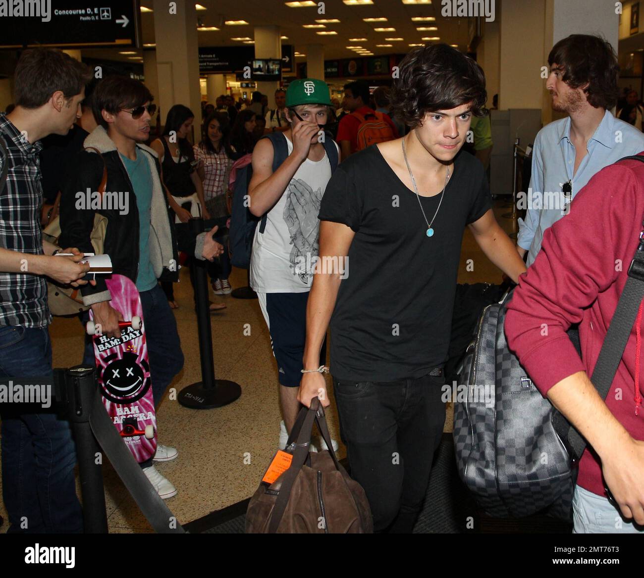 Harry styles airport hi-res stock photography and images - Alamy