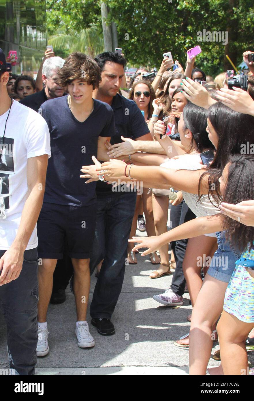 Harry styles one direction leaving hi-res stock photography and images ...