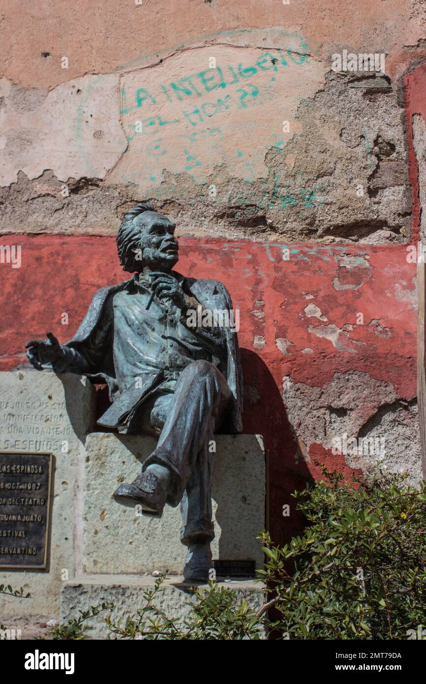 A vertical shot of Enrique Ruelas Espinoza's sculpture in Guanajuato ...