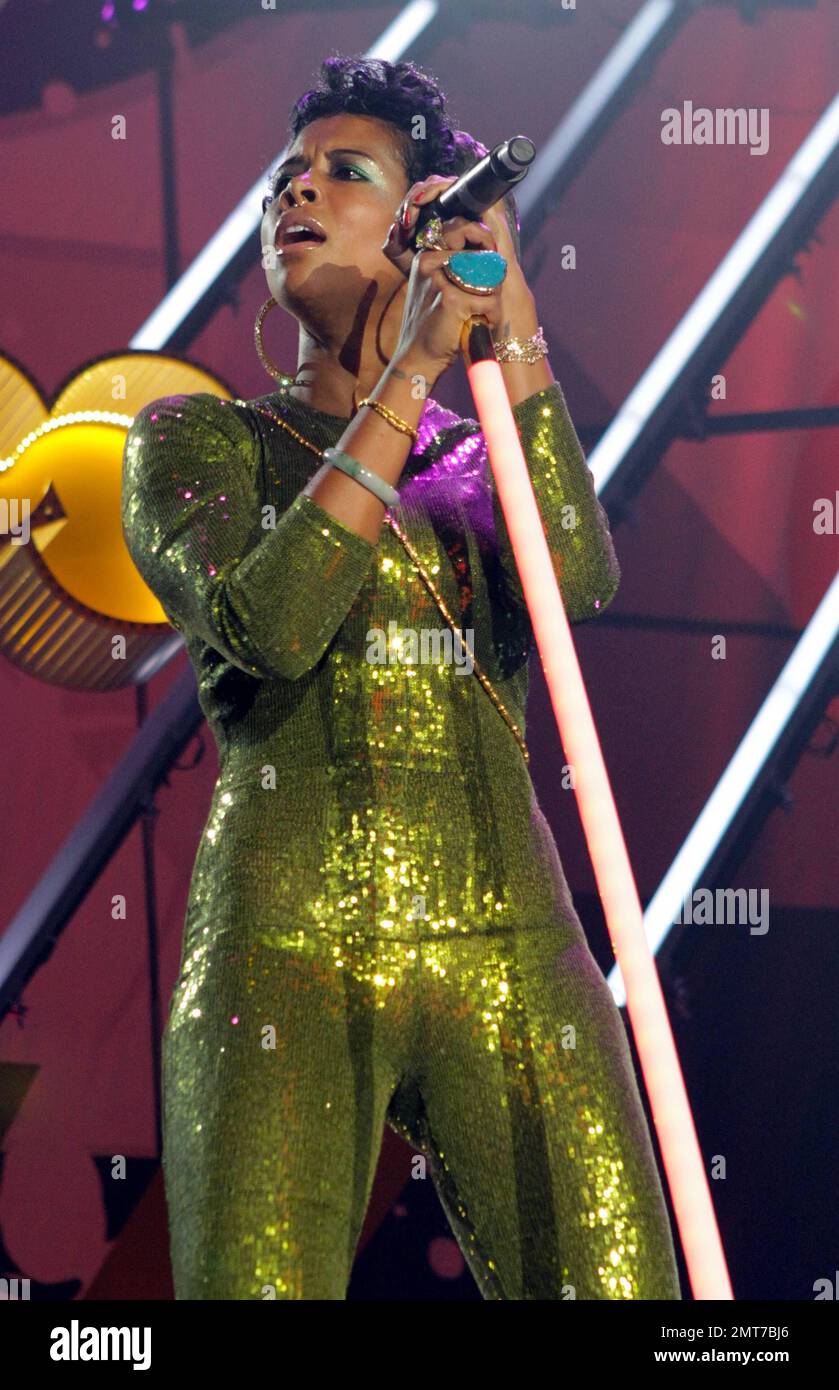 With feathered bird wings in her hair, Kelis performs live in concert ...
