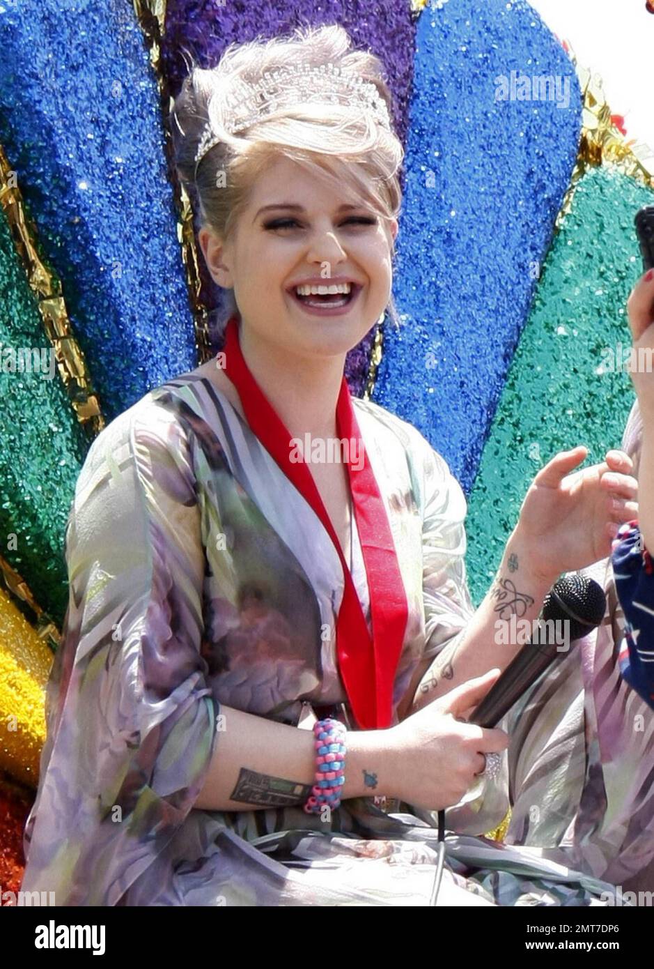 Grand Marshals Sharon and Kelly Osbourne cruise along Santa Monica ...