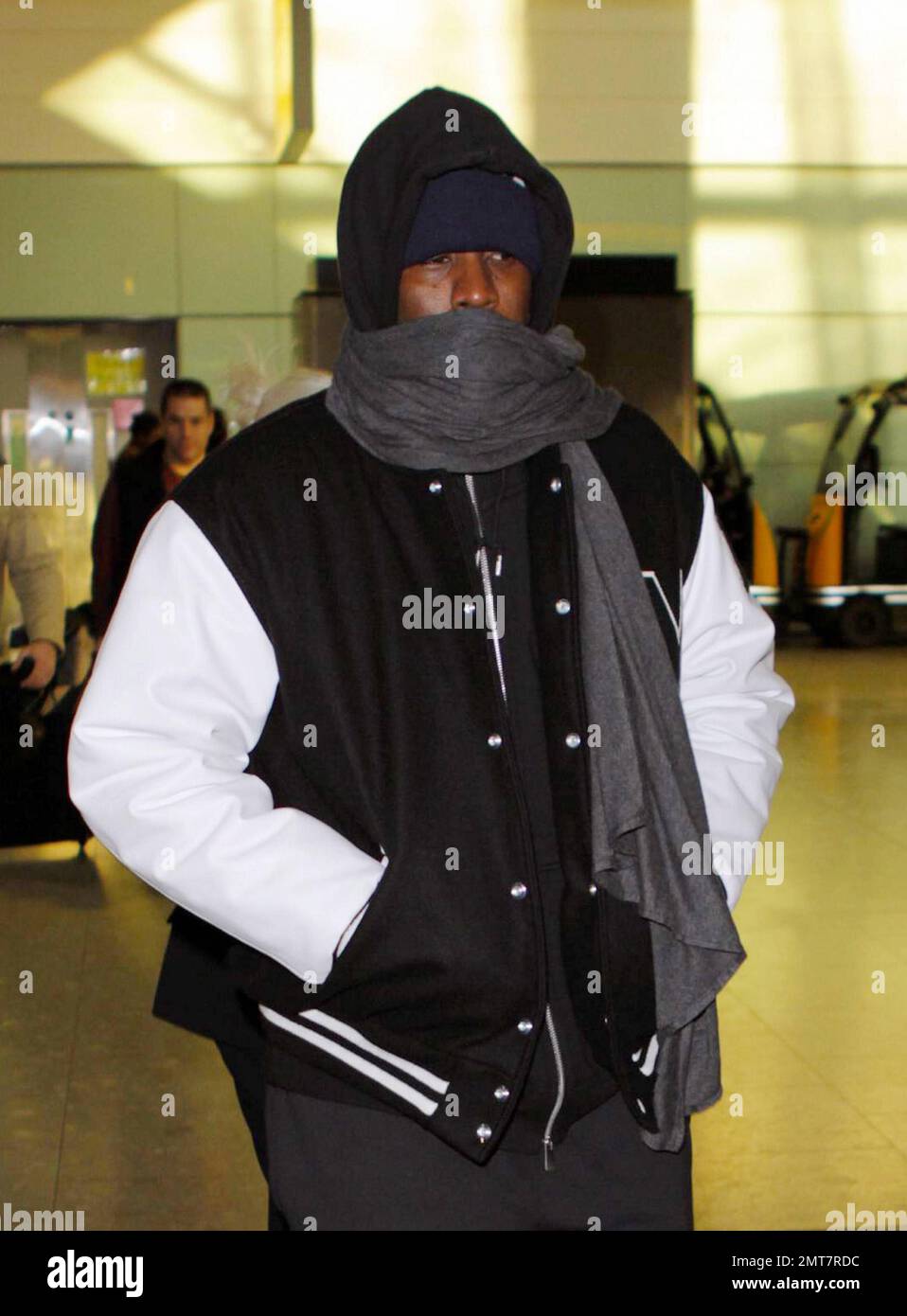 Sean "P Diddy" Combs covers up with a black hoodie, blue hat and grey ...