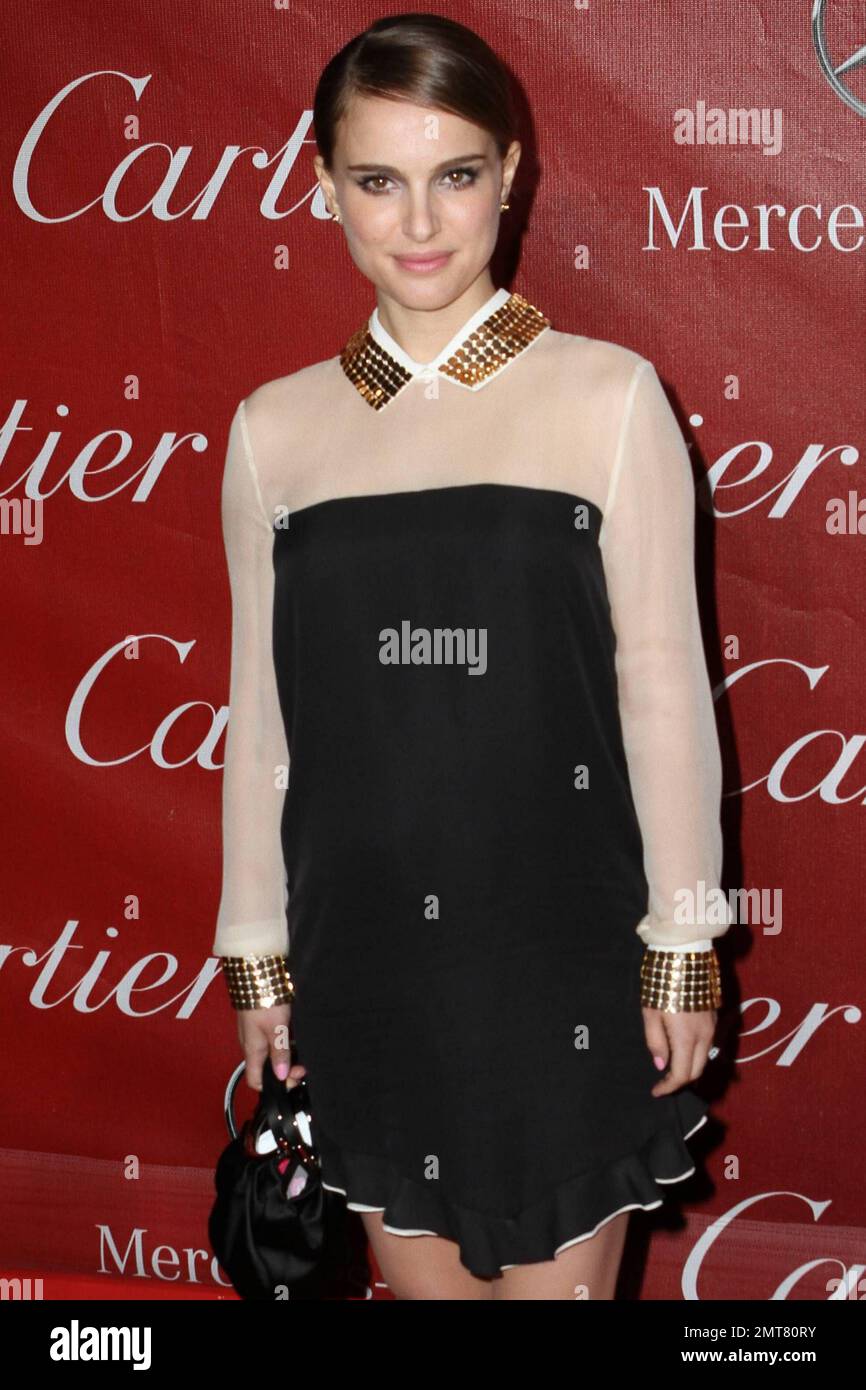 Pregnant Natalie Portman shows off her small baby bump and looks ...