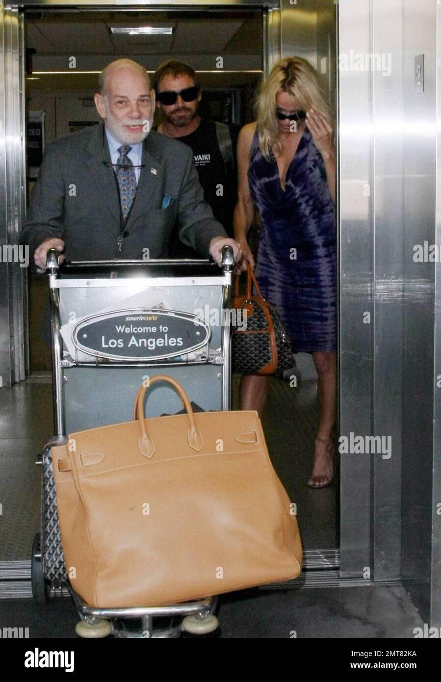 Pamela Anderson arrives at LAX with boyfriend Jamie Padgett after a ...