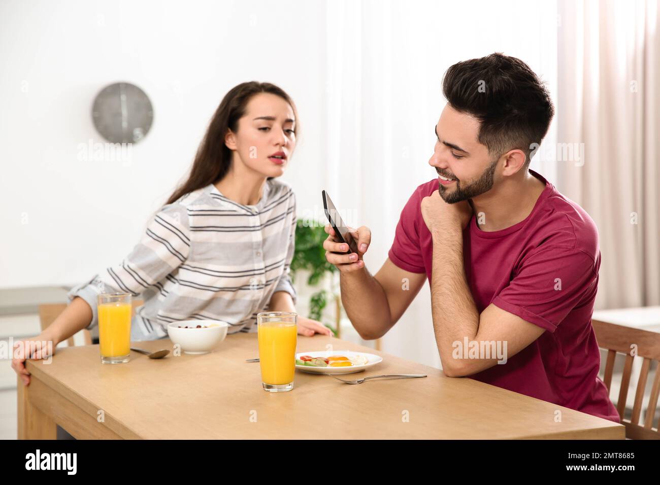 Woman distrustful man hi-res stock photography and images - Alamy