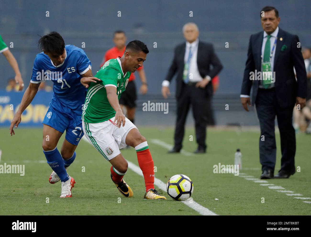 El Salvador's Bryan Tamacas, left, and Mexico's Elias Hernandez fight ...