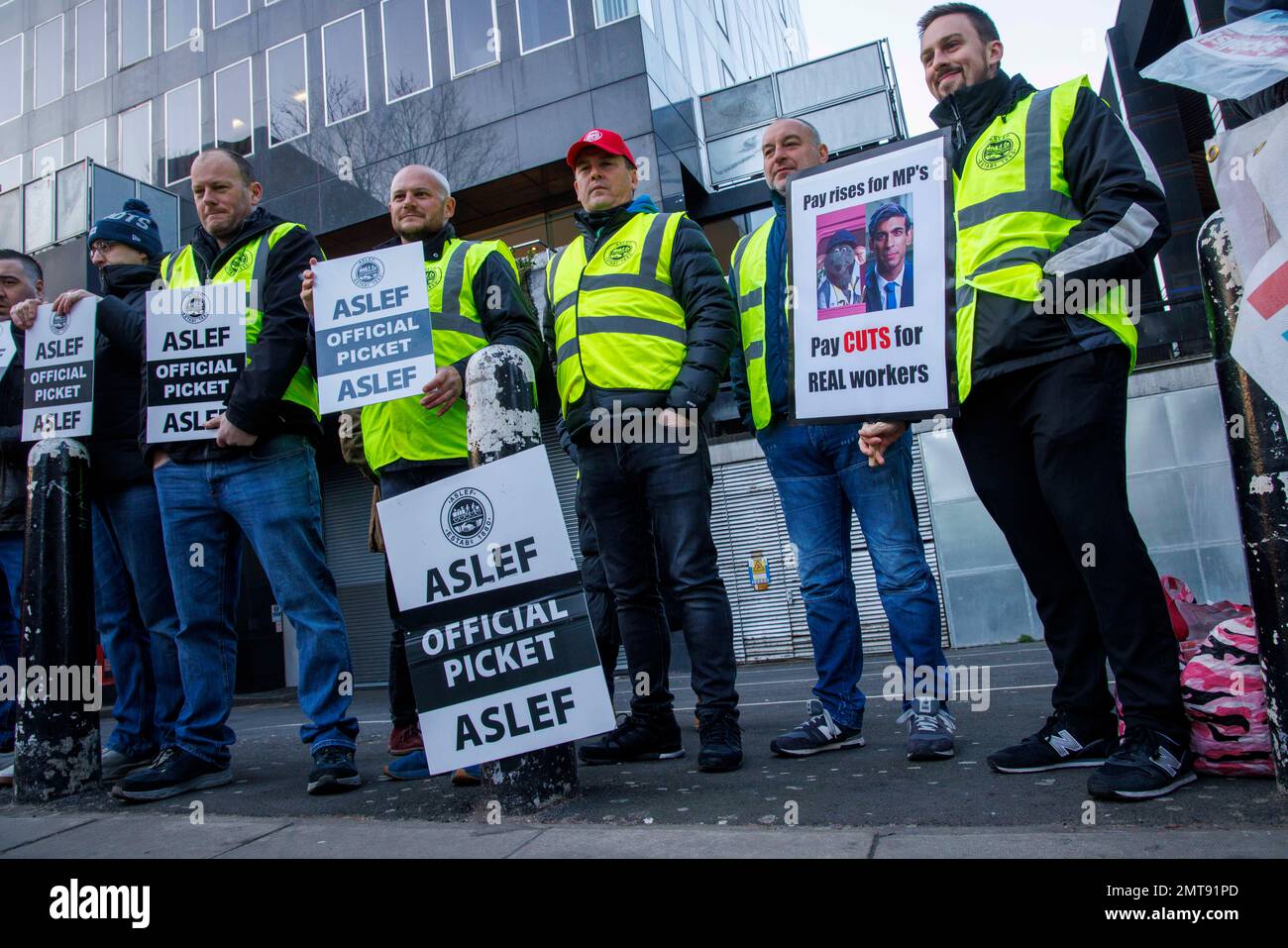 Aslef picket line euston hi-res stock photography and images - Alamy