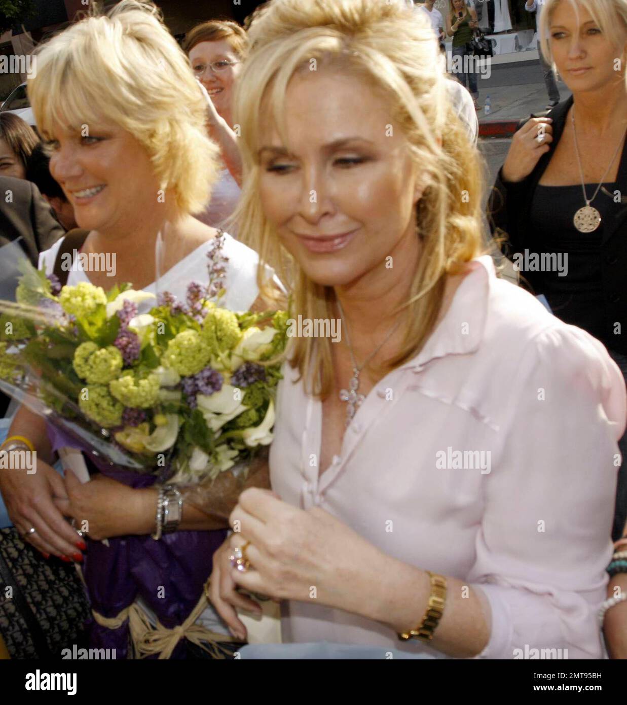 Paris Hilton Nicky Hilton And Mom Kathy Hilton Greeted The Winner Of Paris Shopping Contest