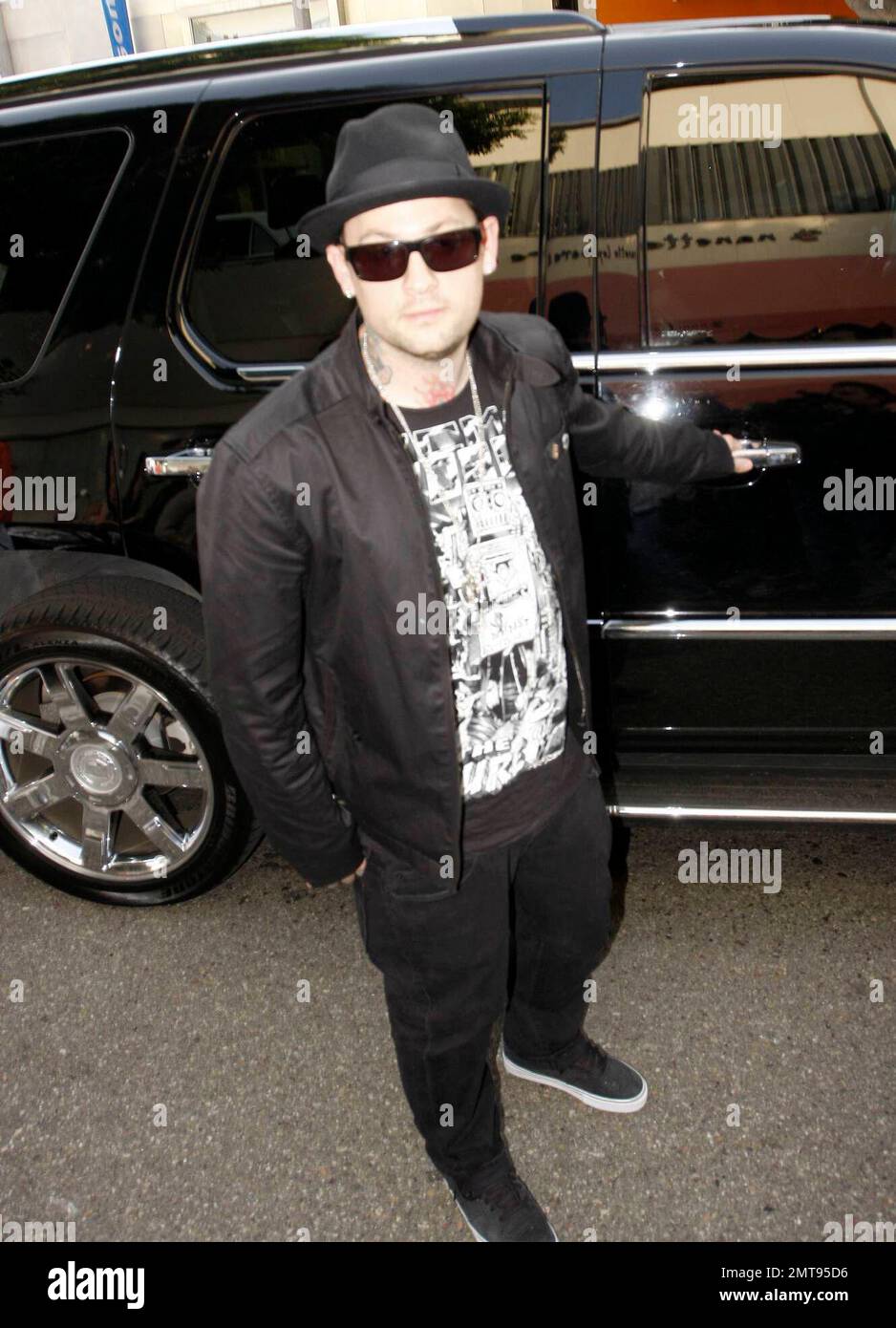 Paris Hilton, Nicky Hilton and mom Kathy Hilton greeted the winner of ...