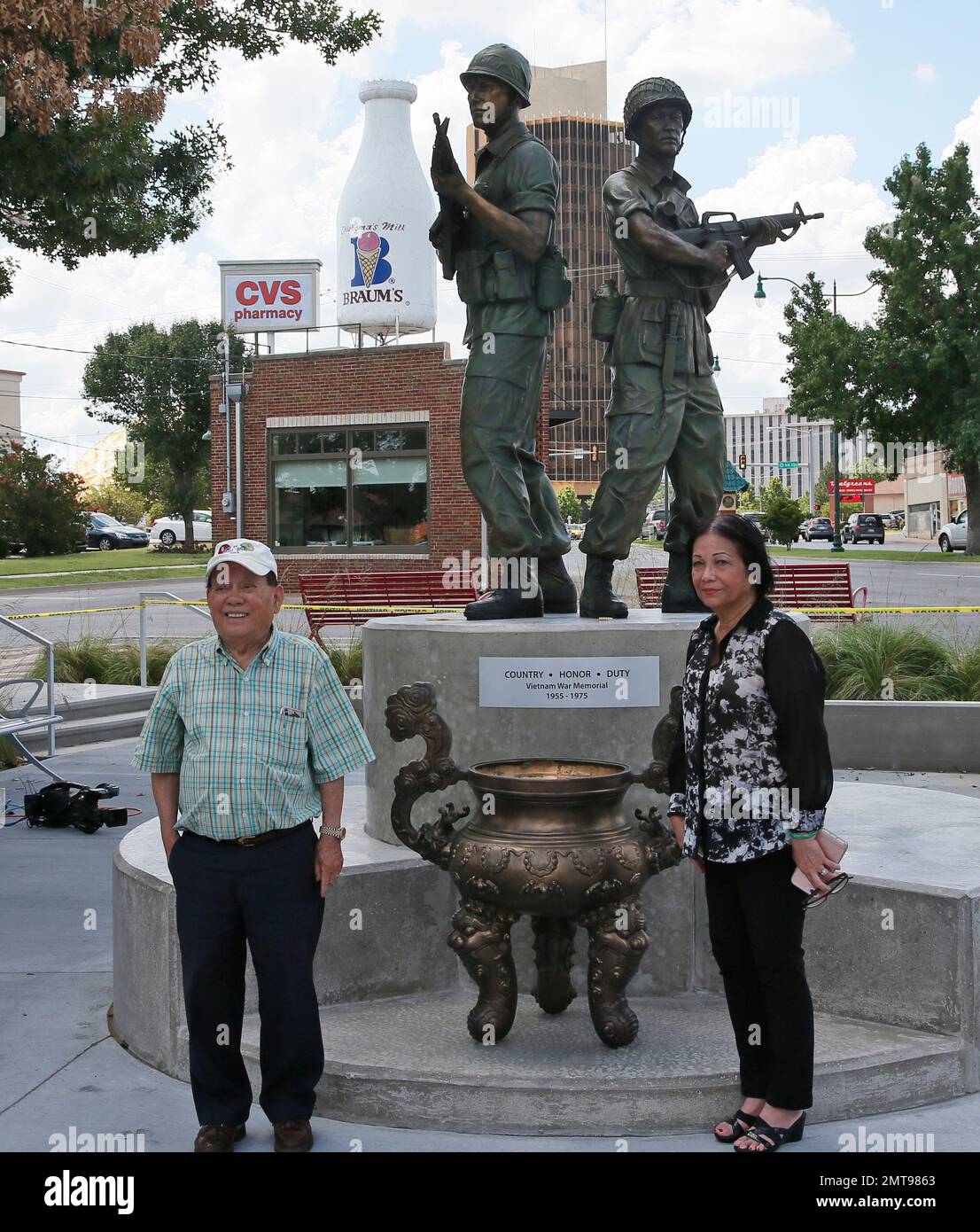 Vinh Nguyen, left, who served as a lieutenant colonel in the South ...