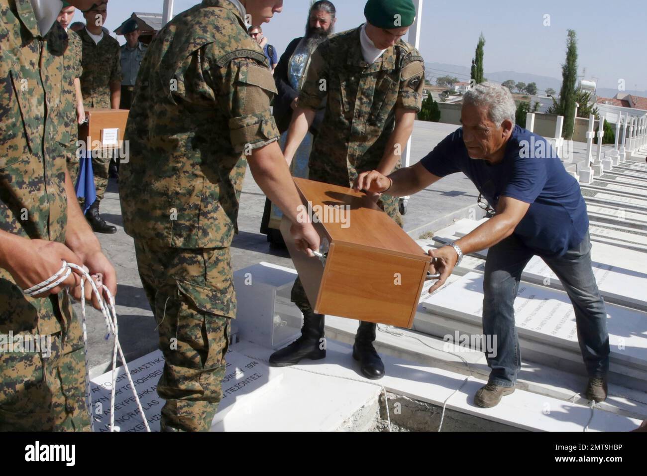 Cypriot soldiers handoff a coffin with remains of 15 Greek commandos ...