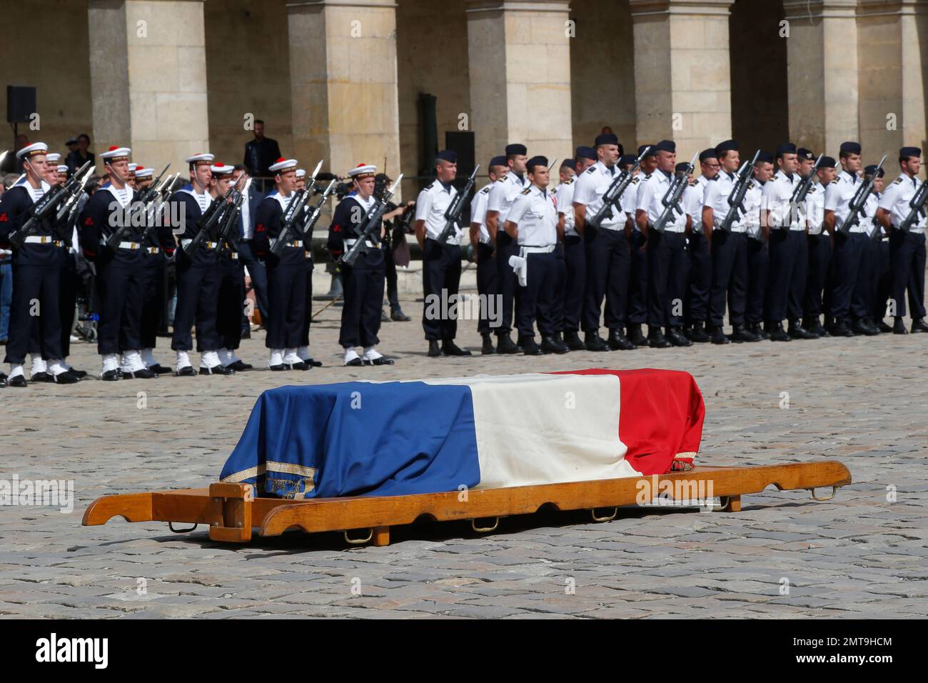 The flag-draped coffin of Simone Veil is laid in the courtyard of the ...