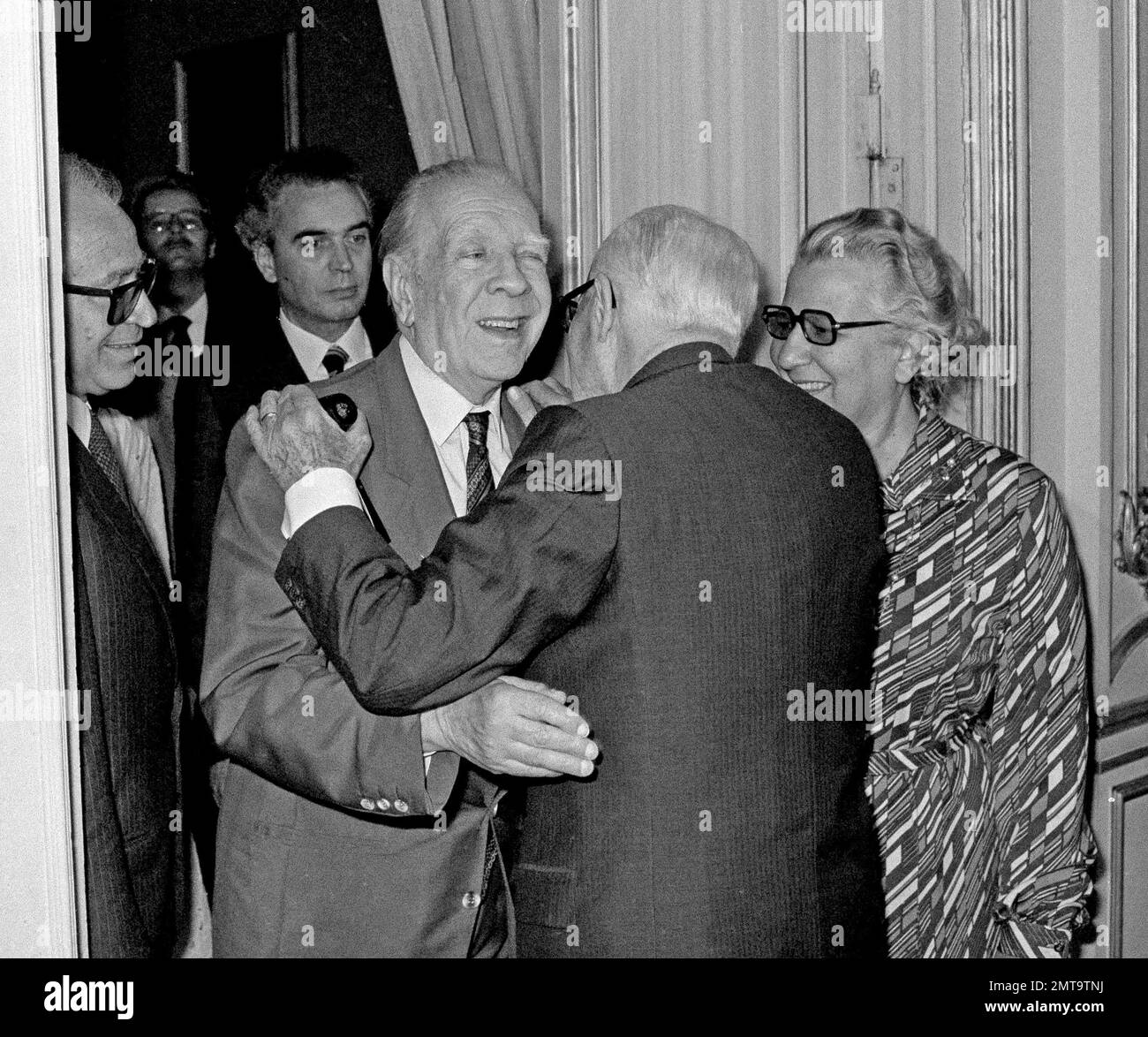 Italian President Sandro Pertini (back to camera) embraces Argentine ...