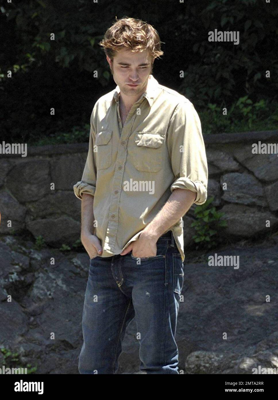 Robert Pattinson filmed scenes with Emilie de Ravin and a young actress in Central Park today ...