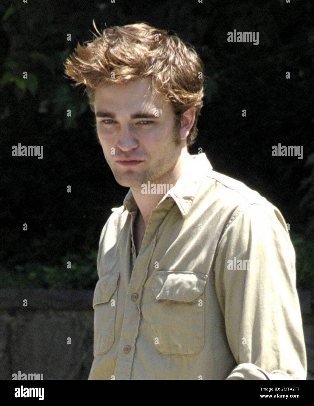 Robert Pattinson filmed scenes with Emilie de Ravin and a young actress in Central Park today ...